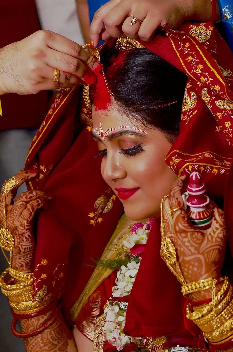 31+ Enchanting Photographs That Illustrate Sindoor Moment