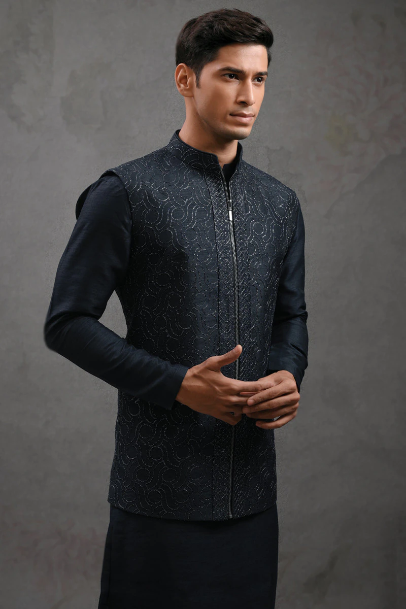 60+ Eid Outfit Ideas for Men & Women: Fashion Tips for 2026