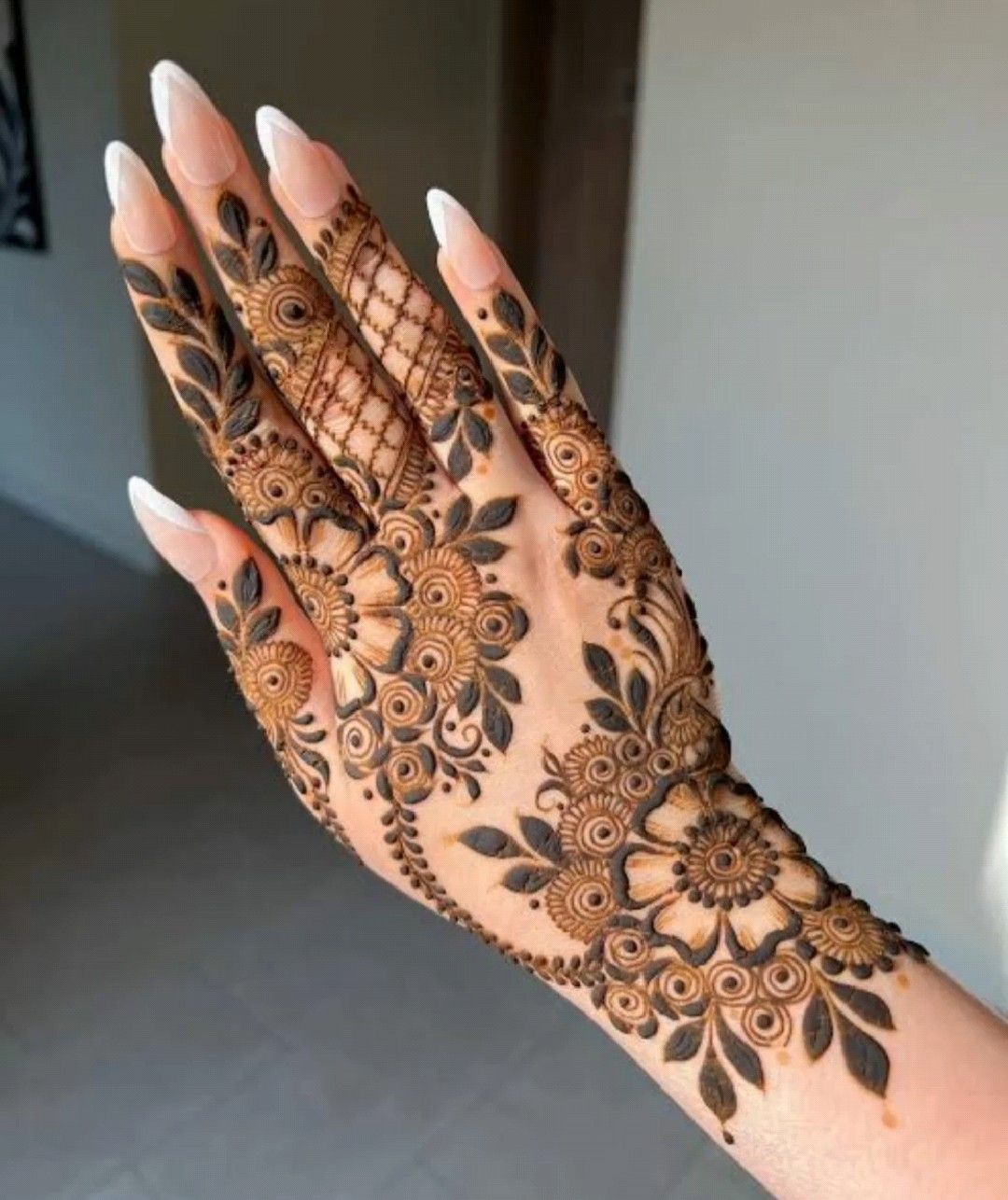 Elegant Khafif Mehndi Designs | Latest Simple & Stylish Ideas